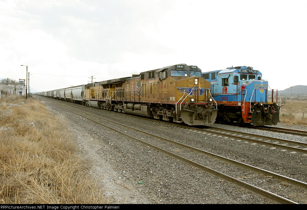 UP 5841 and KCSM 3498
